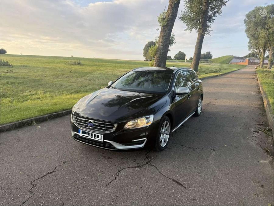 Black Volvo V60 2014 in Kaunas, with an engine capacity of 1.97 L and mileage of 183 thousand km for 7950 €, photo 1 on AUTOMOTO.COM.LV