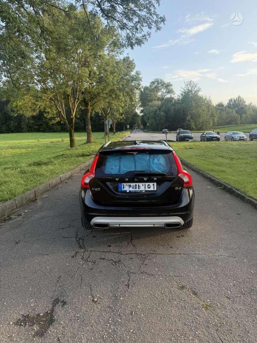 Black Volvo V60 2014 in Kaunas, with an engine capacity of 1.97 L and mileage of 183 thousand km for 7950 €, photo 7 on AUTOMOTO.COM.LV