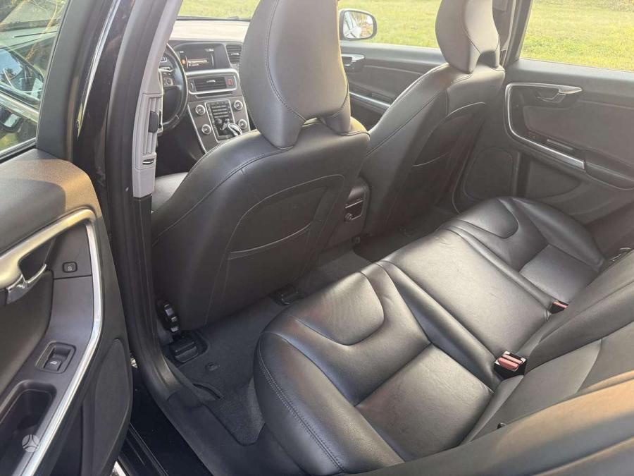 Black Volvo V60 2014 in Kaunas, with an engine capacity of 1.97 L and mileage of 183 thousand km for 7950 €, photo 8 on AUTOMOTO.COM.LV