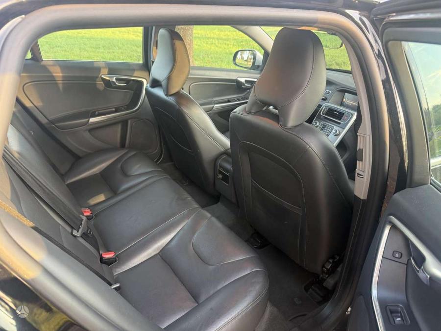 Black Volvo V60 2014 in Kaunas, with an engine capacity of 1.97 L and mileage of 183 thousand km for 7950 €, photo 9 on AUTOMOTO.COM.LV