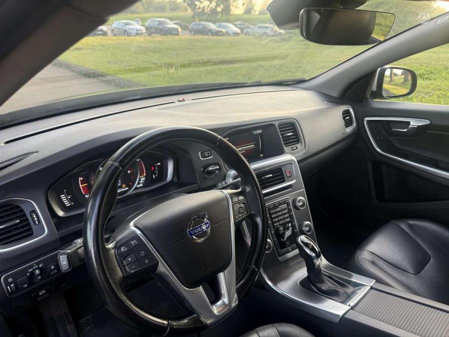 Black Volvo V60 2014 in Kaunas, with an engine capacity of 1.97 L and mileage of 183 thousand km for 7950 €, photo 13 on AUTOMOTO.COM.LV
