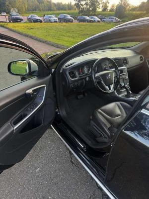 Black Volvo V60 2014 in Kaunas, with an engine capacity of 1.97 L and mileage of 183 thousand km for 7950 €, photo 15 on AUTOMOTO.COM.LV