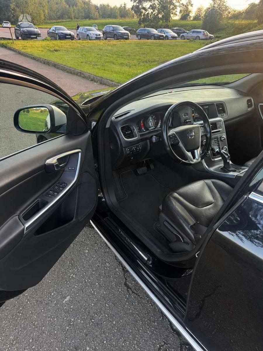 Black Volvo V60 2014 in Kaunas, with an engine capacity of 1.97 L and mileage of 183 thousand km for 7950 €, photo 15 on AUTOMOTO.COM.LV