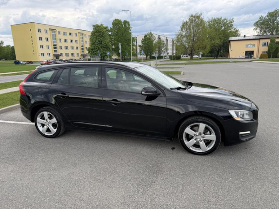 Black Volvo V60 2014 in Tartu, with an engine capacity of 1.60 L and mileage of 240 thousand km for 7800 €, photo 4 on AUTOMOTO.COM.LV