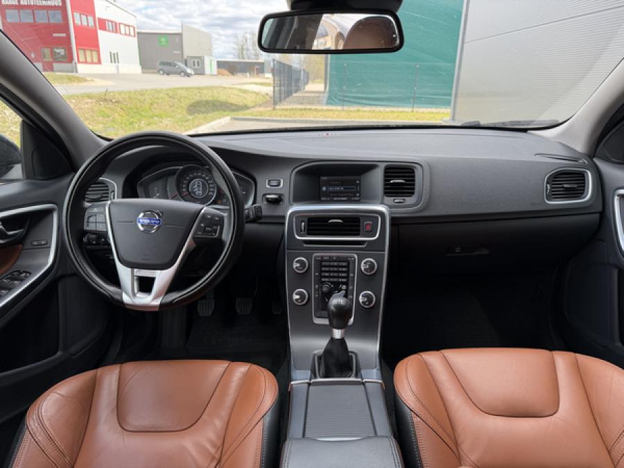Black Volvo V60 2014 in Tartu, with an engine capacity of 1.60 L and mileage of 240 thousand km for 7800 €, photo 10 on AUTOMOTO.COM.LV