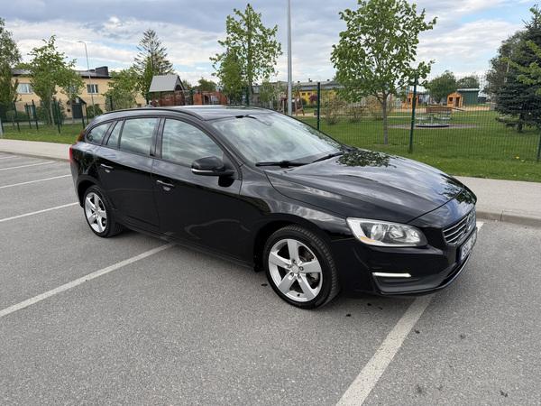 Black Volvo V60 2014 in Tartu, with an engine capacity of 1.60 L and mileage of 240 thousand km for 7800 €, photo 3 on AUTOMOTO.COM.LV