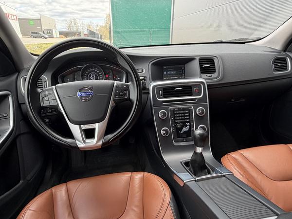 Black Volvo V60 2014 in Tartu, with an engine capacity of 1.60 L and mileage of 240 thousand km for 7800 €, photo 11 on AUTOMOTO.COM.LV