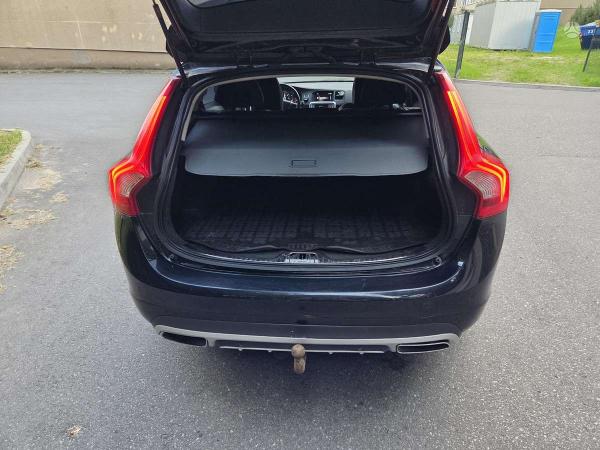 Black Volvo V60 2014 in Vilnius, with an engine capacity of 2.00 L and mileage of 325 thousand km for 5950 €, photo 10 on AUTOMOTO.COM.LV