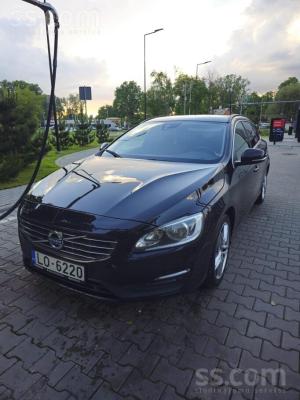 Melns Volvo V60 2014 Rīga, ar dzinēja tilpumu 2.00 L un nobraukumu 280 tūkst. km par 3900 €, foto  vietnē AUTOMOTO.COM.LV