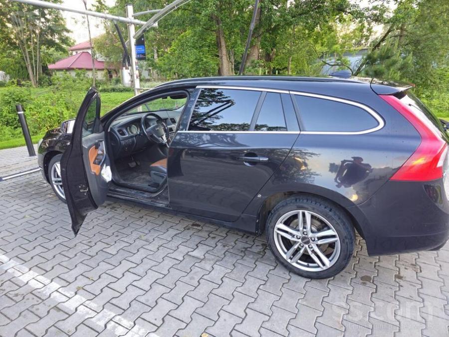 Melns Volvo V60 2014 Rīga, ar dzinēja tilpumu 2.00 L un nobraukumu 280 tūkst. km par 3900 €, foto 4 vietnē AUTOMOTO.COM.LV