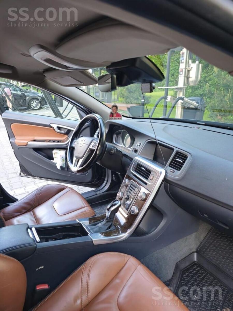 Melns Volvo V60 2014 Rīga, ar dzinēja tilpumu 2.00 L un nobraukumu 280 tūkst. km par 3900 €, foto 10 vietnē AUTOMOTO.COM.LV