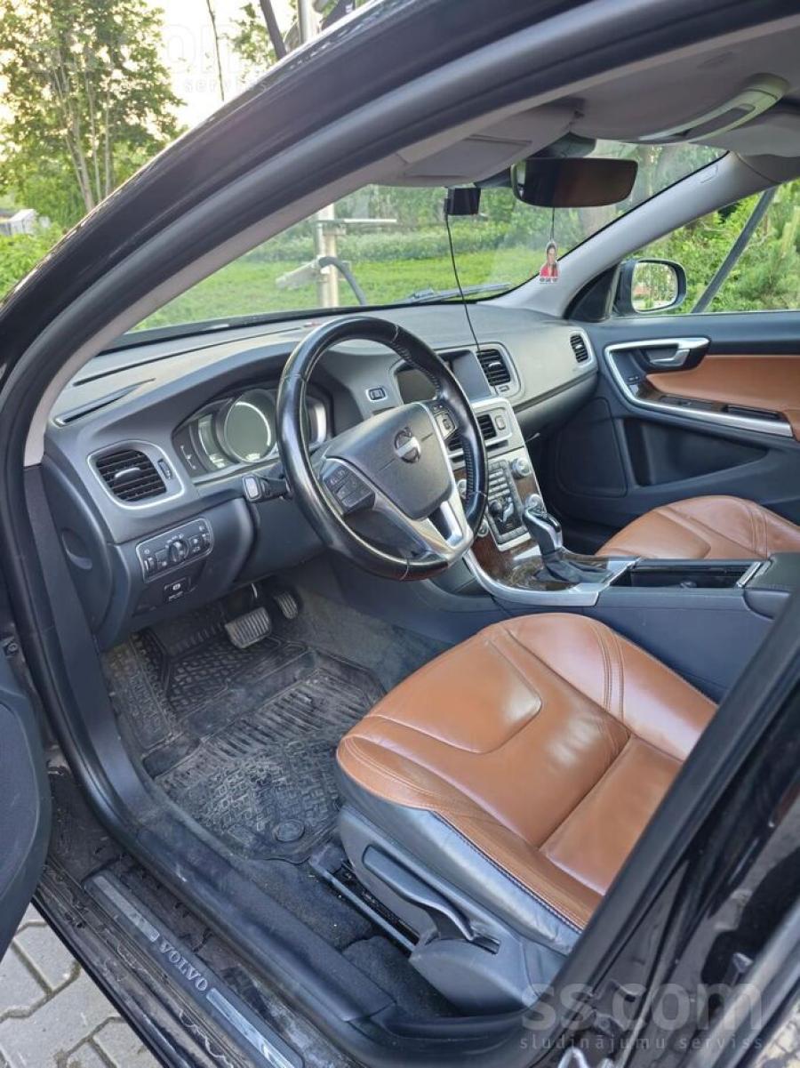 Melns Volvo V60 2014 Rīga, ar dzinēja tilpumu 2.00 L un nobraukumu 280 tūkst. km par 3900 €, foto 12 vietnē AUTOMOTO.COM.LV