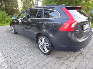 Melns Volvo V60 2014 Rīga, ar dzinēja tilpumu 2.00 L un nobraukumu 280 tūkst. km par 3900 €, foto 13 vietnē AUTOMOTO.COM.LV