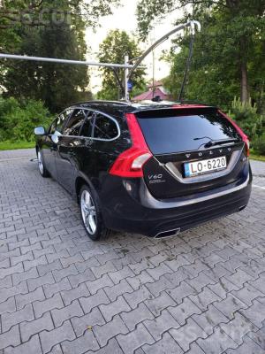 Melns Volvo V60 2014 Rīga, ar dzinēja tilpumu 2.00 L un nobraukumu 280 tūkst. km par 3900 €, foto 16 vietnē AUTOMOTO.COM.LV