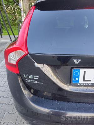 Melns Volvo V60 2014 Rīga, ar dzinēja tilpumu 2.00 L un nobraukumu 280 tūkst. km par 3900 €, foto 17 vietnē AUTOMOTO.COM.LV