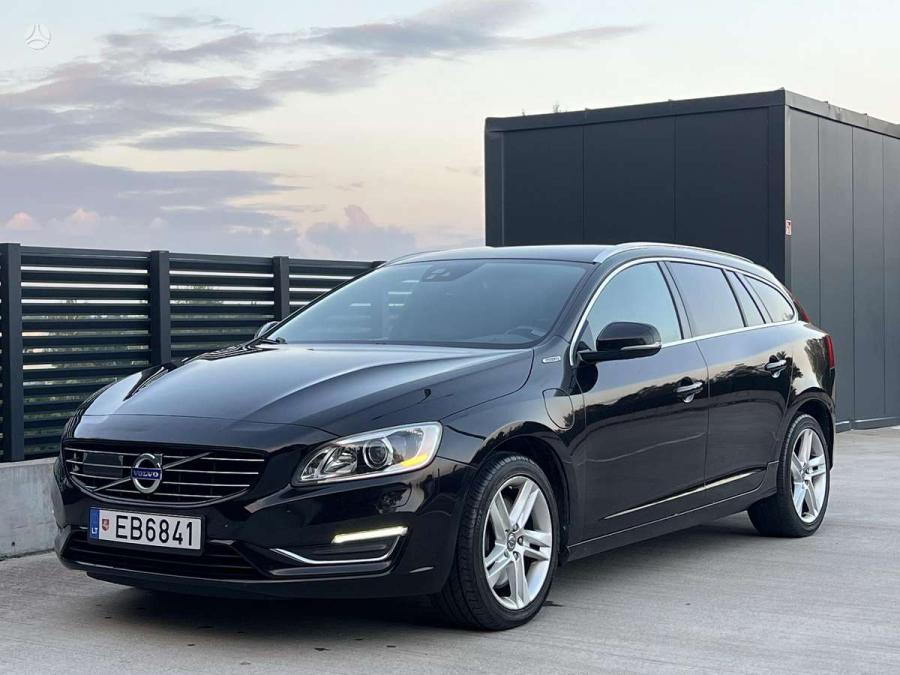 Black Volvo V60 2014 in Vilnius, with an engine capacity of 2.40 L and mileage of 265 thousand km for 6350 €, photo 1 on AUTOMOTO.COM.LV
