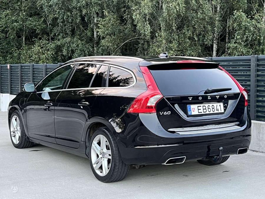 Black Volvo V60 2014 in Vilnius, with an engine capacity of 2.40 L and mileage of 265 thousand km for 6350 €, photo 5 on AUTOMOTO.COM.LV
