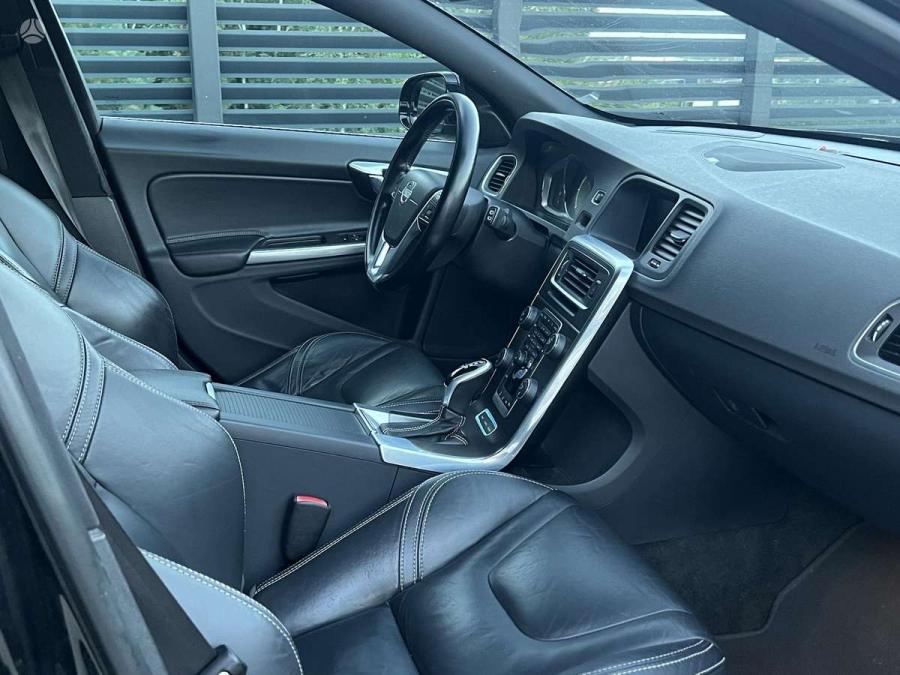 Black Volvo V60 2014 in Vilnius, with an engine capacity of 2.40 L and mileage of 265 thousand km for 6350 €, photo 7 on AUTOMOTO.COM.LV