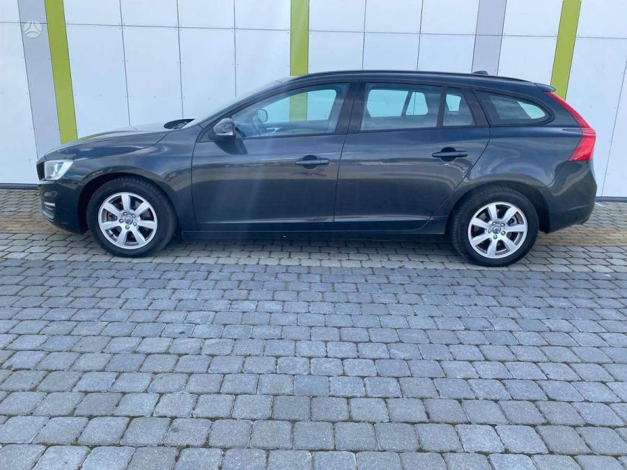Melns Volvo V60 2014 Raseiniai, ar dzinēja tilpumu 1.98 L un nobraukumu 250 tūkst. km par 5900 €, foto 3 vietnē AUTOMOTO.COM.LV