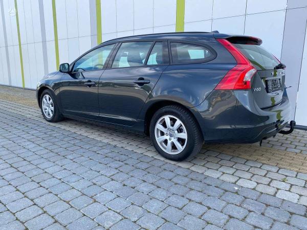Black Volvo V60 2014 in Raseiniai, with an engine capacity of 1.98 L and mileage of 250 thousand km for 5900 €, photo 4 on AUTOMOTO.COM.LV