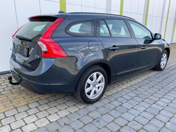 Black Volvo V60 2014 in Raseiniai, with an engine capacity of 1.98 L and mileage of 250 thousand km for 5900 €, photo 6 on AUTOMOTO.COM.LV