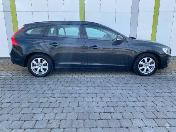 Black Volvo V60 2014 in Raseiniai, with an engine capacity of 1.98 L and mileage of 250 thousand km for 5900 €, photo 7 on AUTOMOTO.COM.LV