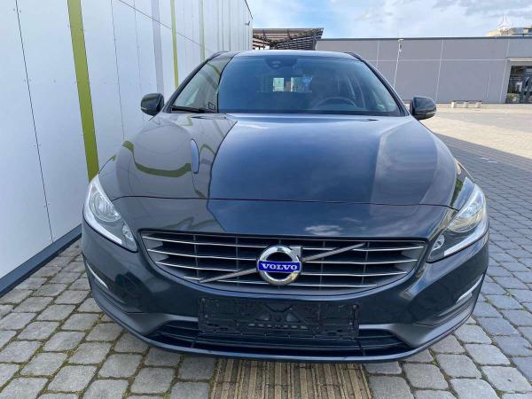 Black Volvo V60 2014 in Raseiniai, with an engine capacity of 1.98 L and mileage of 250 thousand km for 5900 €, photo 9 on AUTOMOTO.COM.LV