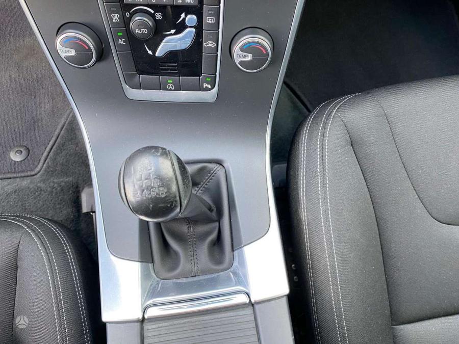 Melns Volvo V60 2014 Raseiniai, ar dzinēja tilpumu 1.98 L un nobraukumu 250 tūkst. km par 5900 €, foto 17 vietnē AUTOMOTO.COM.LV