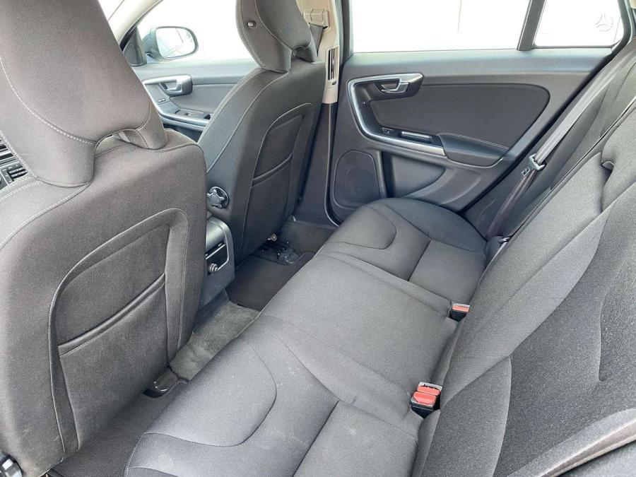 Melns Volvo V60 2014 Raseiniai, ar dzinēja tilpumu 1.98 L un nobraukumu 250 tūkst. km par 5900 €, foto 18 vietnē AUTOMOTO.COM.LV