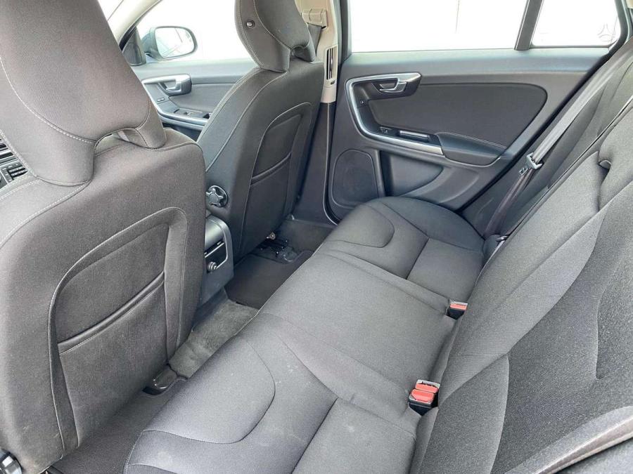 Black Volvo V60 2014 in Raseiniai, with an engine capacity of 1.98 L and mileage of 250 thousand km for 5900 €, photo 18 on AUTOMOTO.COM.LV