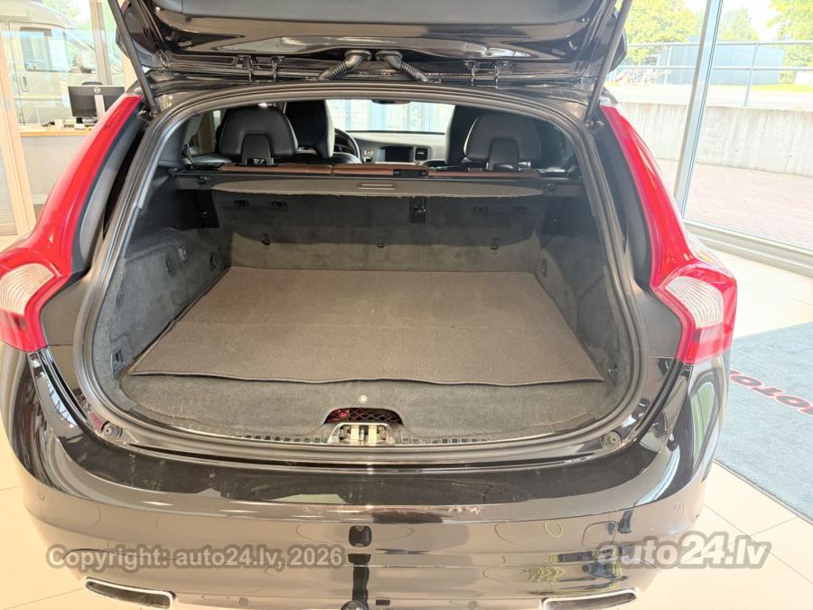 Melns Volvo V60 2014 Viljandi, ar dzinēja tilpumu 2.40 L un nobraukumu 346 tūkst. km par 6499 €, foto 18 vietnē AUTOMOTO.COM.LV