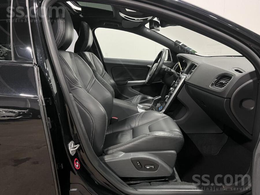 Black Volvo V60 2014 in Jurmala, with an engine capacity of 2.40 L and mileage of 361 thousand km for 9995 €, photo 21 on AUTOMOTO.COM.LV