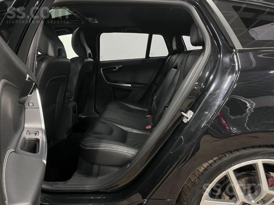 Black Volvo V60 2014 in Jurmala, with an engine capacity of 2.40 L and mileage of 361 thousand km for 9995 €, photo 23 on AUTOMOTO.COM.LV