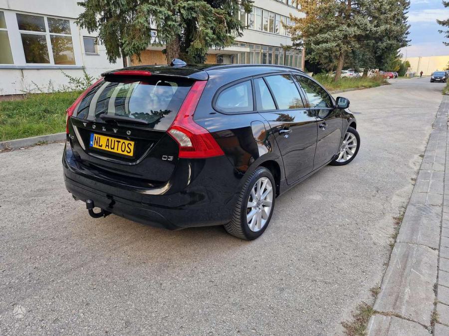 Melns Volvo V60 2014 Alīta, ar dzinēja tilpumu 1.98 L un nobraukumu 260 tūkst. km par 7570 €, foto 5 vietnē AUTOMOTO.COM.LV