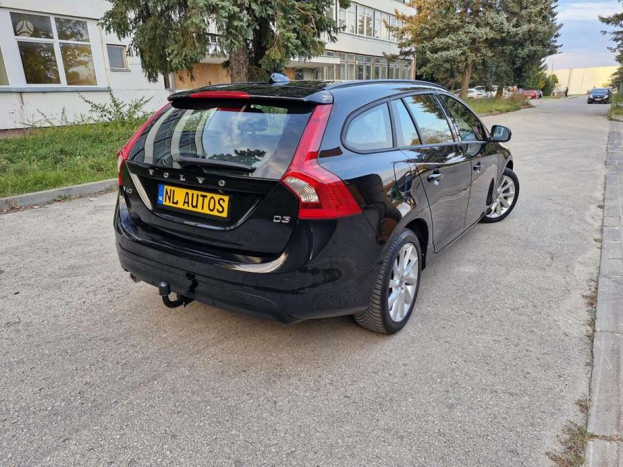 Melns Volvo V60 2014 Alīta, ar dzinēja tilpumu 1.98 L un nobraukumu 260 tūkst. km par 7570 €, foto 11 vietnē AUTOMOTO.COM.LV