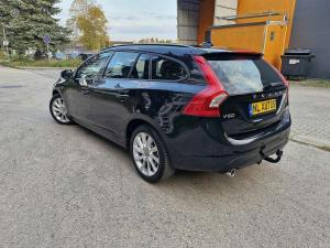 Melns Volvo V60 2014 Alīta, ar dzinēja tilpumu 1.98 L un nobraukumu 260 tūkst. km par 7570 €, foto 17 vietnē AUTOMOTO.COM.LV