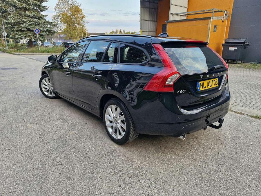 Melns Volvo V60 2014 Alīta, ar dzinēja tilpumu 1.98 L un nobraukumu 260 tūkst. km par 7570 €, foto 17 vietnē AUTOMOTO.COM.LV