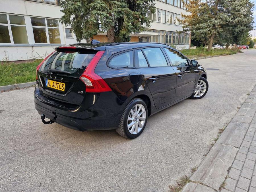 Melns Volvo V60 2014 Alīta, ar dzinēja tilpumu 1.98 L un nobraukumu 260 tūkst. km par 7570 €, foto 19 vietnē AUTOMOTO.COM.LV