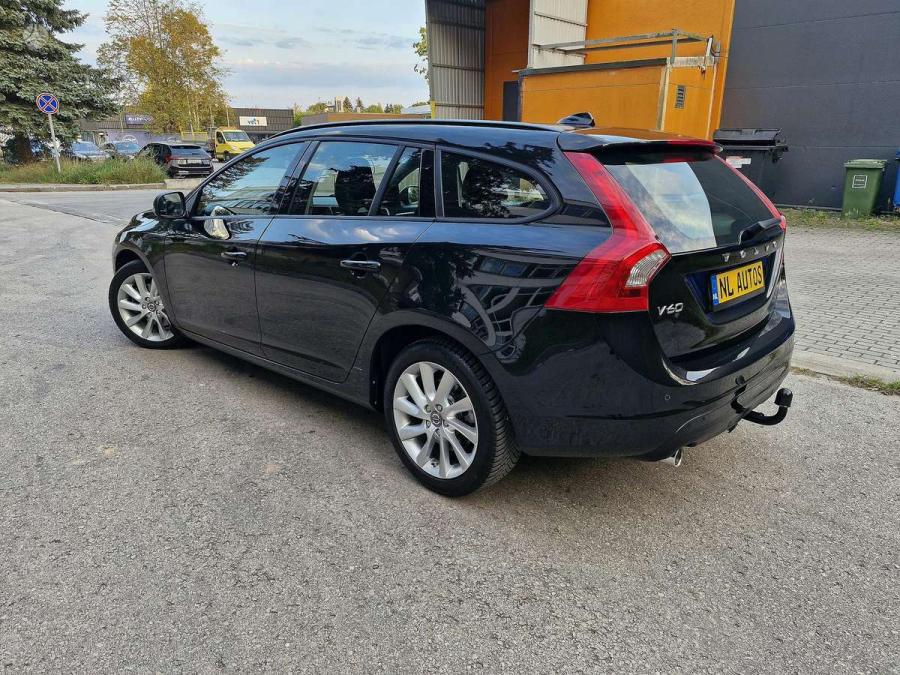 Melns Volvo V60 2014 Alīta, ar dzinēja tilpumu 1.98 L un nobraukumu 260 tūkst. km par 7570 €, foto 21 vietnē AUTOMOTO.COM.LV