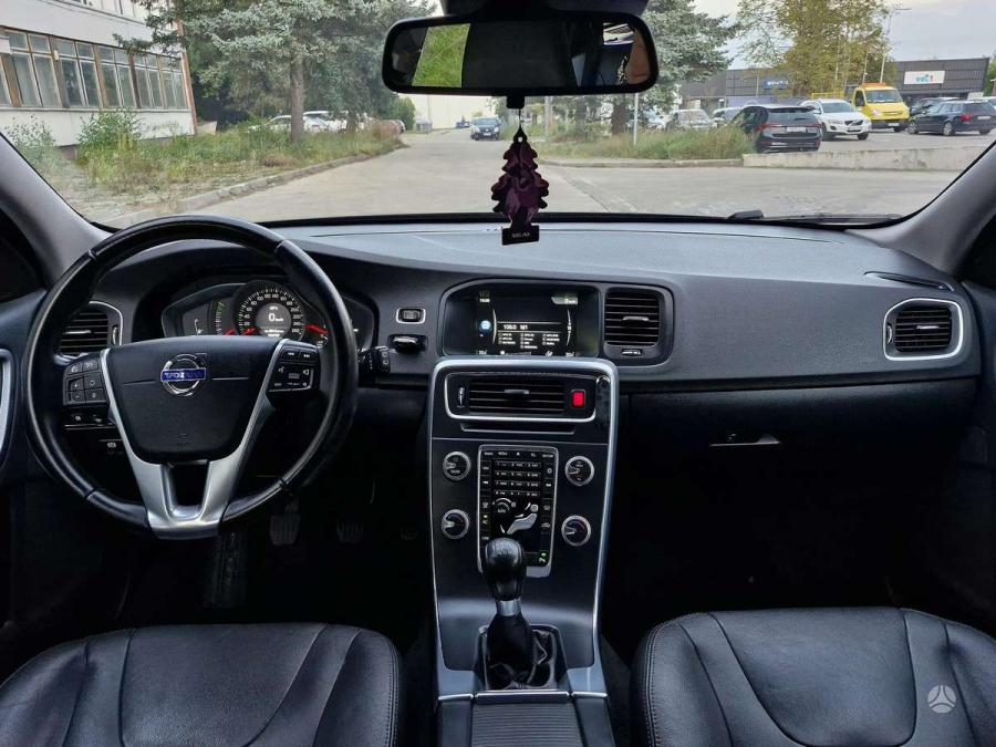 Melns Volvo V60 2014 Alīta, ar dzinēja tilpumu 1.98 L un nobraukumu 260 tūkst. km par 7570 €, foto 28 vietnē AUTOMOTO.COM.LV