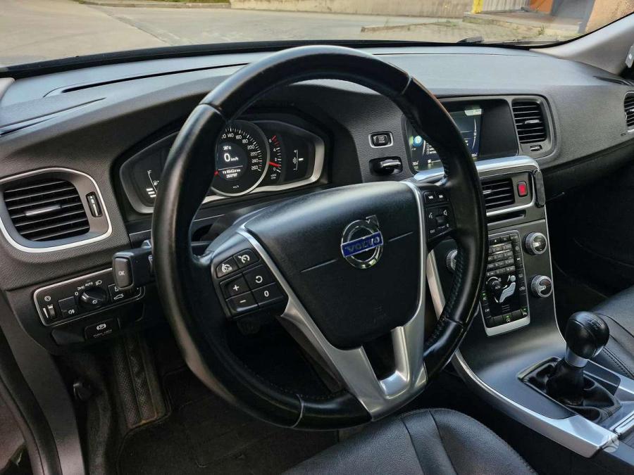 Melns Volvo V60 2014 Alīta, ar dzinēja tilpumu 1.98 L un nobraukumu 260 tūkst. km par 7570 €, foto 29 vietnē AUTOMOTO.COM.LV
