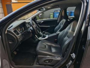 Melns Volvo V60 2014 Alīta, ar dzinēja tilpumu 1.98 L un nobraukumu 260 tūkst. km par 7570 €, foto 30 vietnē AUTOMOTO.COM.LV