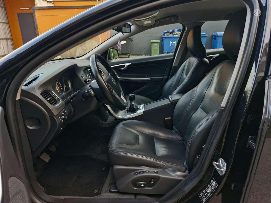 Melns Volvo V60 2014 Alīta, ar dzinēja tilpumu 1.98 L un nobraukumu 260 tūkst. km par 7570 €, foto 30 vietnē AUTOMOTO.COM.LV
