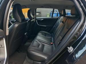 Melns Volvo V60 2014 Alīta, ar dzinēja tilpumu 1.98 L un nobraukumu 260 tūkst. km par 7570 €, foto 31 vietnē AUTOMOTO.COM.LV