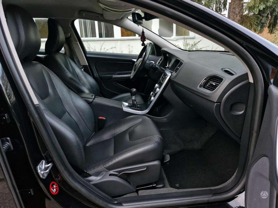 Melns Volvo V60 2014 Alīta, ar dzinēja tilpumu 1.98 L un nobraukumu 260 tūkst. km par 7570 €, foto 33 vietnē AUTOMOTO.COM.LV