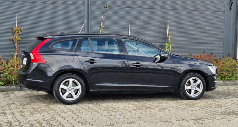 Melns Volvo V60 2014 Viļņa, ar dzinēja tilpumu 1.98 L un nobraukumu 266 tūkst. km par 7700 €, foto 5 vietnē AUTOMOTO.COM.LV