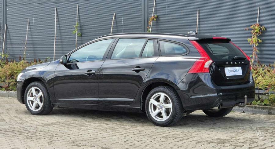Melns Volvo V60 2014 Viļņa, ar dzinēja tilpumu 1.98 L un nobraukumu 266 tūkst. km par 7700 €, foto 7 vietnē AUTOMOTO.COM.LV