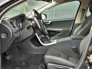 Melns Volvo V60 2014 Viļņa, ar dzinēja tilpumu 1.98 L un nobraukumu 266 tūkst. km par 7700 €, foto 8 vietnē AUTOMOTO.COM.LV