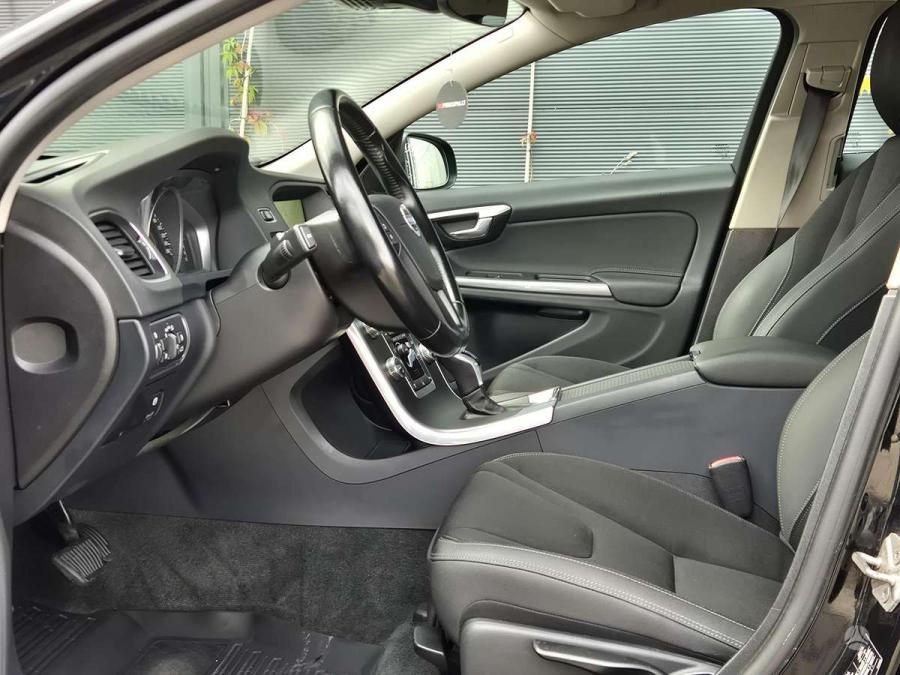 Melns Volvo V60 2014 Viļņa, ar dzinēja tilpumu 1.98 L un nobraukumu 266 tūkst. km par 7700 €, foto 8 vietnē AUTOMOTO.COM.LV