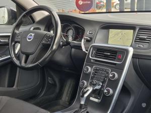 Melns Volvo V60 2014 Viļņa, ar dzinēja tilpumu 1.98 L un nobraukumu 266 tūkst. km par 7700 €, foto 9 vietnē AUTOMOTO.COM.LV